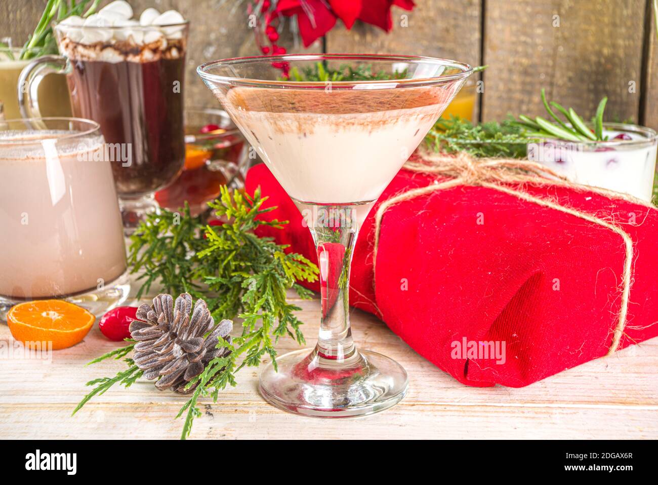 Ensemble de différentes boissons de Noël et d'hiver. Un assortiment de ...