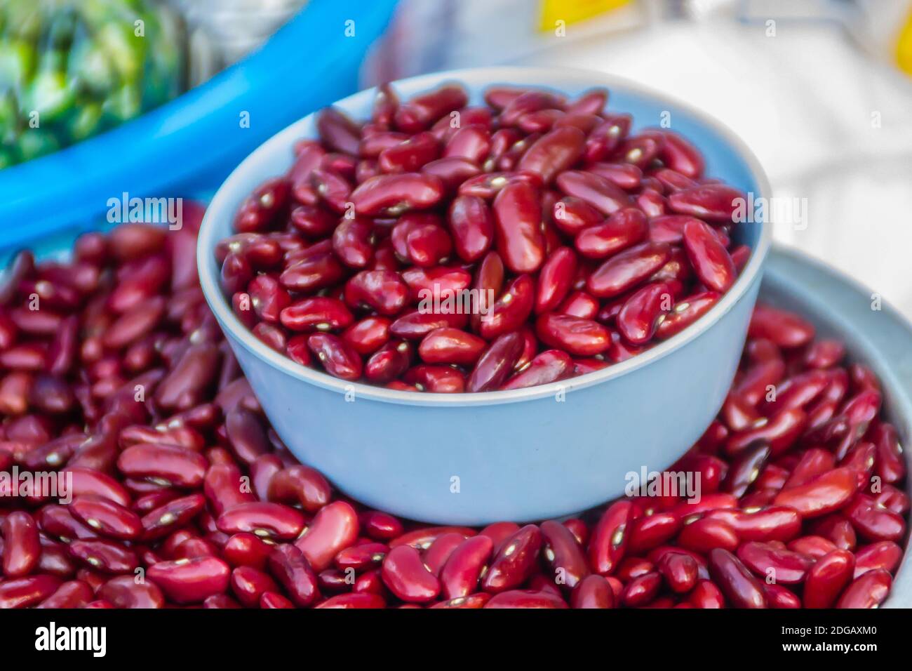 Haricots rouges avec bol à mesurer pour la vente sur le marché. Le ...