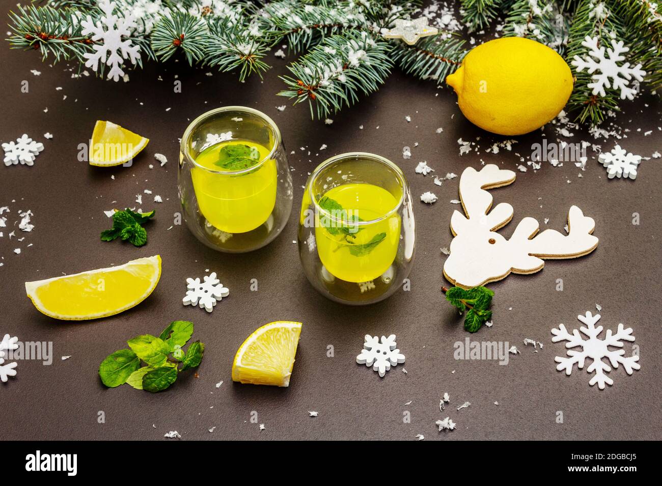 Limoncello à cocktail à faible teneur en alcool avec décoration de Noël ...