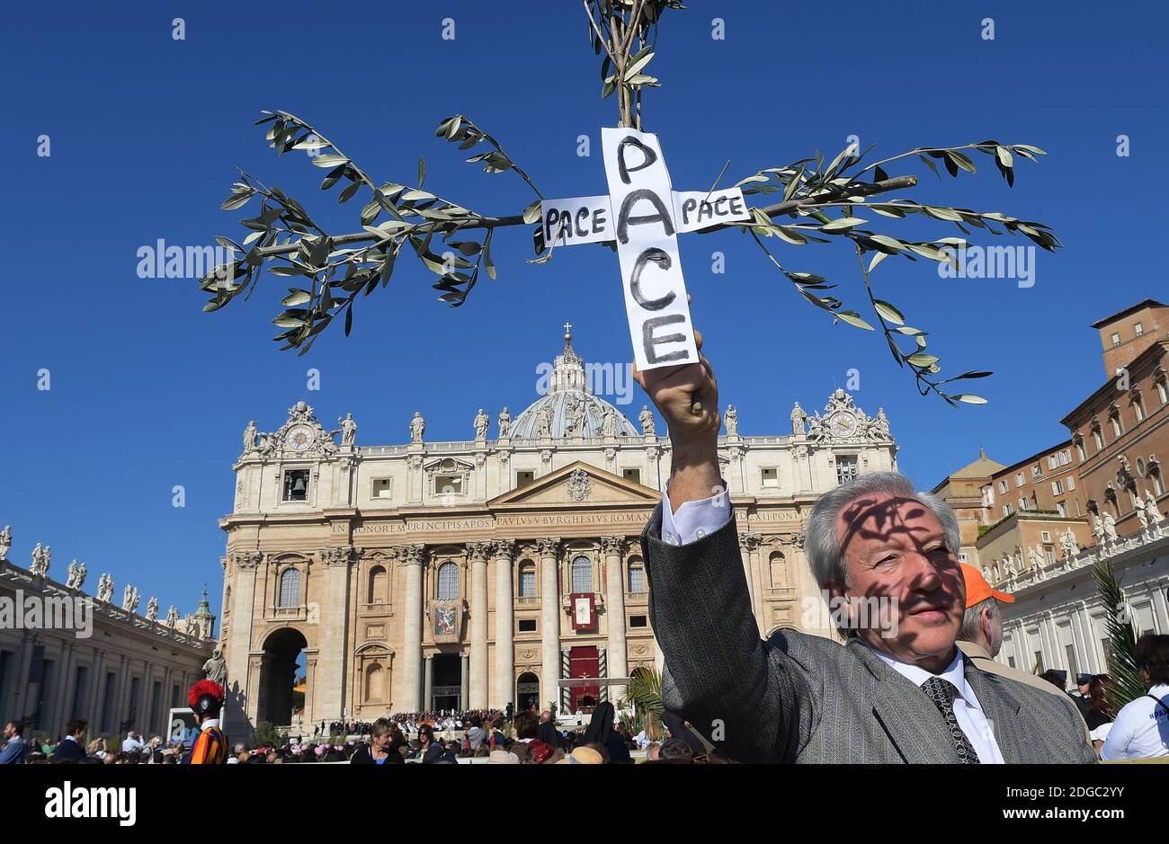 Le pape François célèbre la messe du dimanche des palmes sur la place ...
