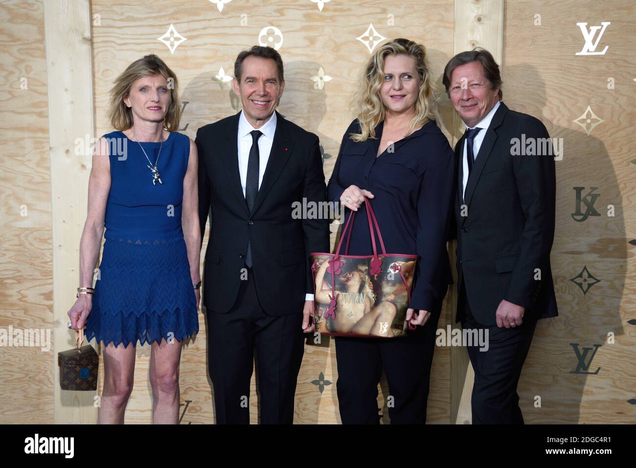 Invité, Jeff Koons et son épouse Justine Wheeler Koons assistant au ...