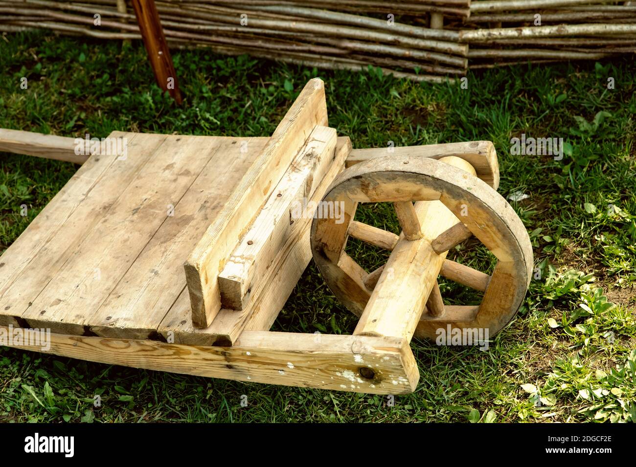 Ancienne charrette traditionnelle en bois avec une roue au centre se ...