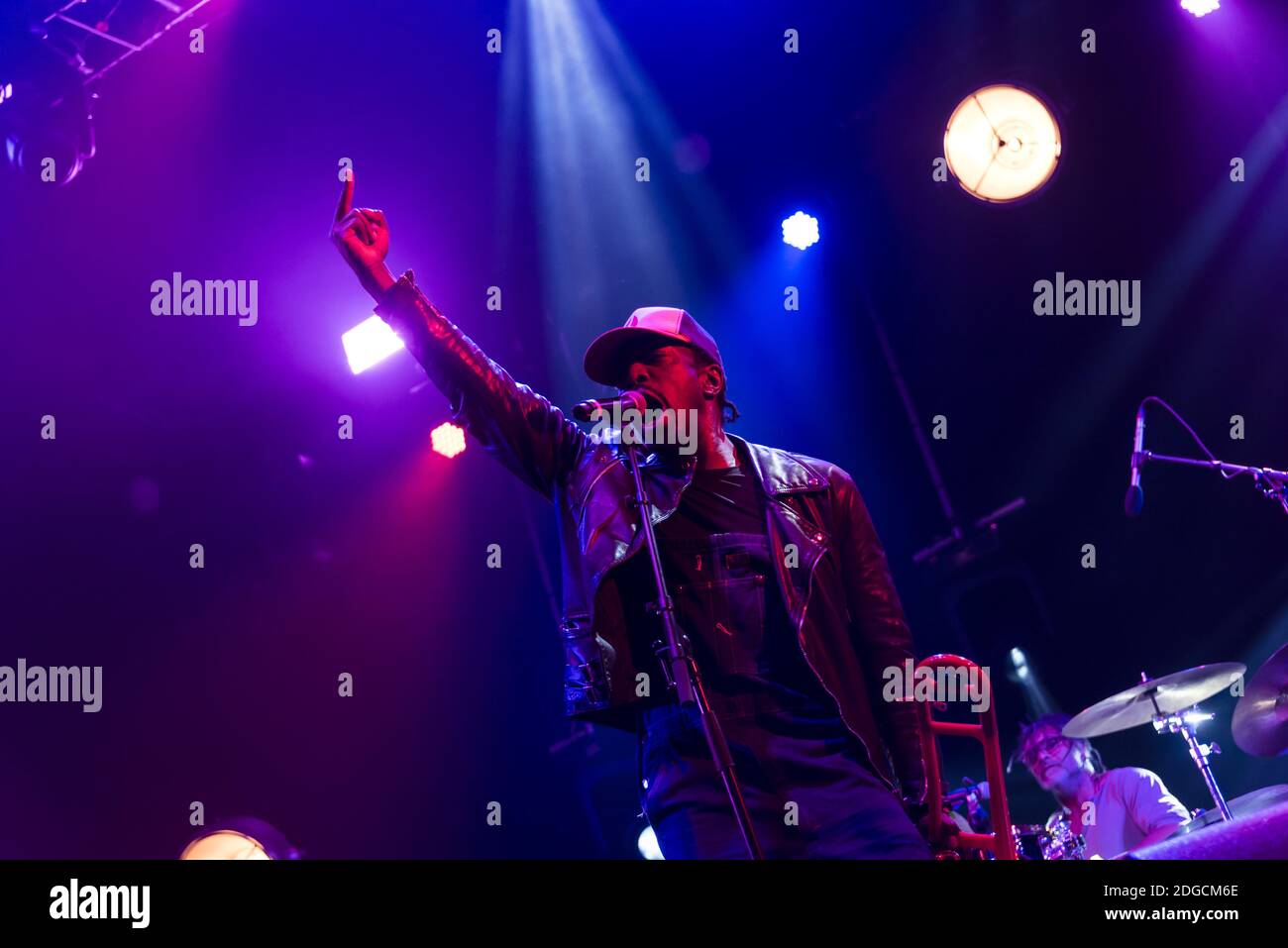 La chanteuse FFF au concert contre le racisme "face à la haine, face au ...