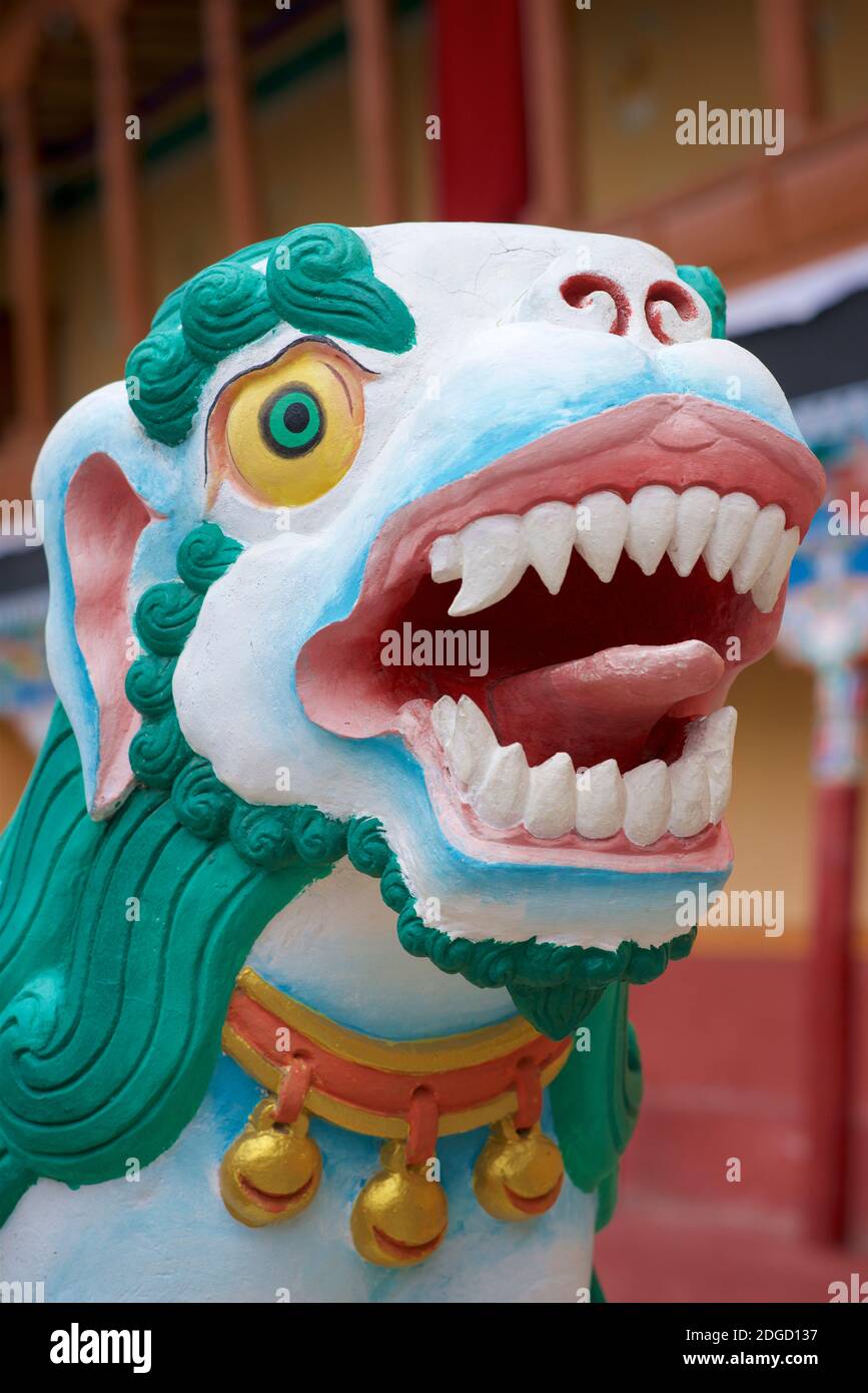 Iconographie bouddhiste tibétaine - une figurine sentinelle sculptée et ...