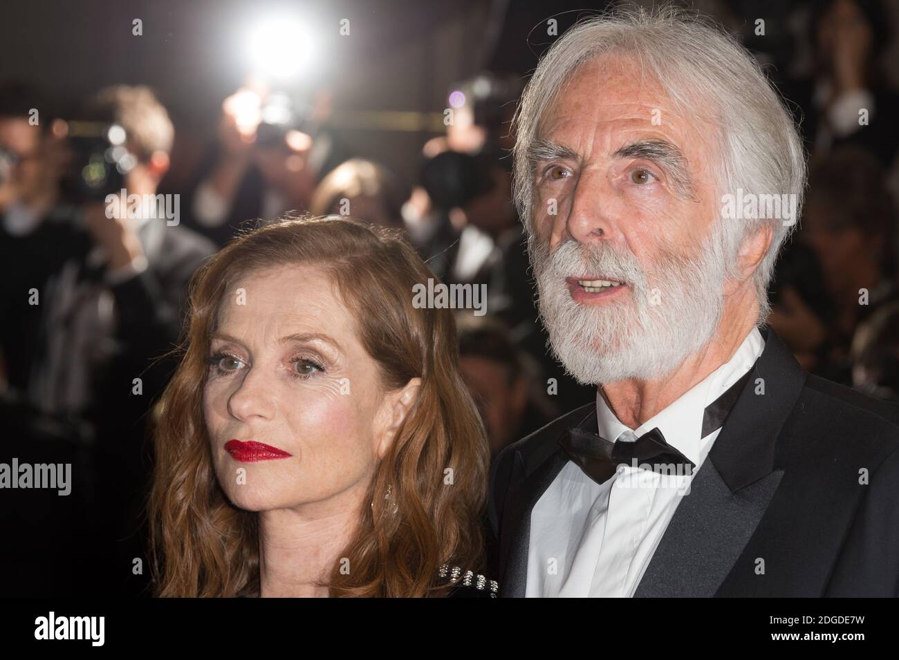 Isabelle Huppert et le réalisateur Michael Haneke arrivent sur le tapis ...