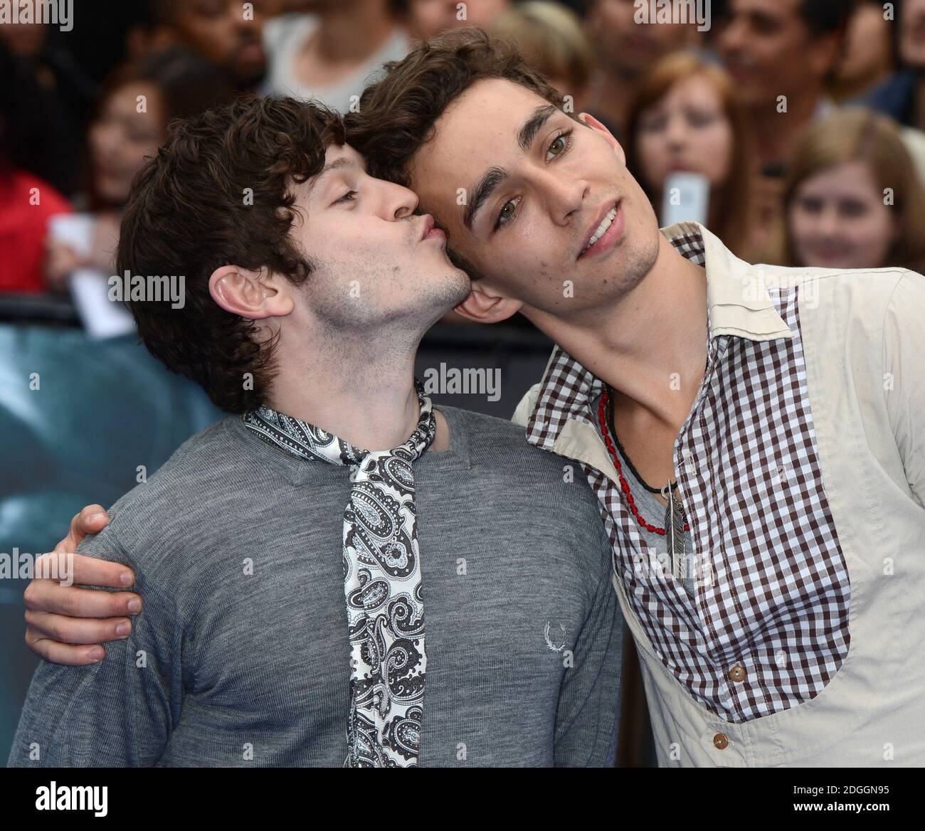 Robert Sheehan et Iwan Rheon arrivent pour la première mondiale de ...