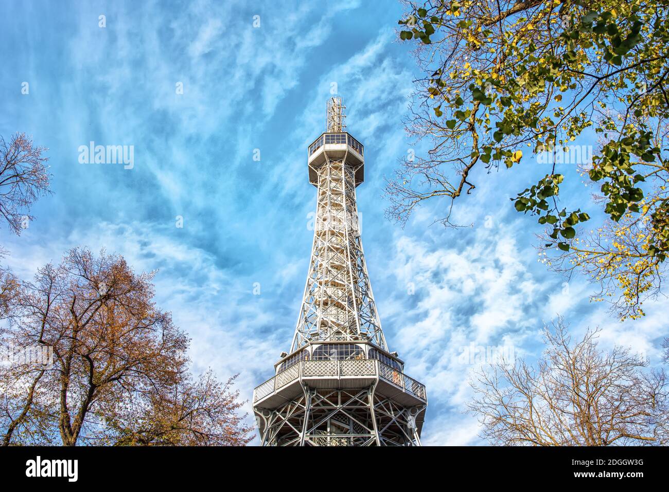 La célèbre tour Petrin de Prague ressemble à la tour Eiffel Photo Stock ...