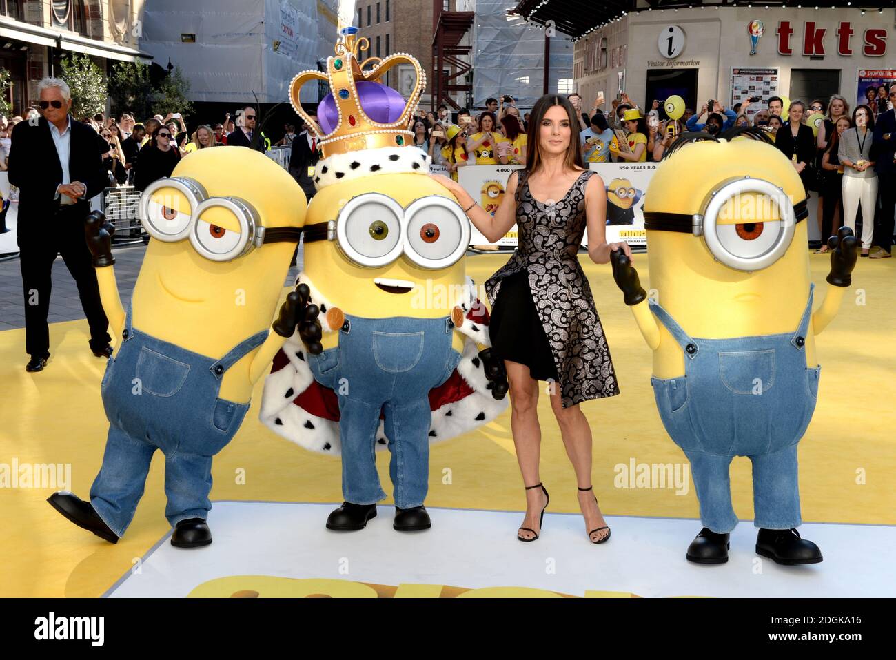 Sandra bullock with minions kevin Banque de photographies et d’images à ...