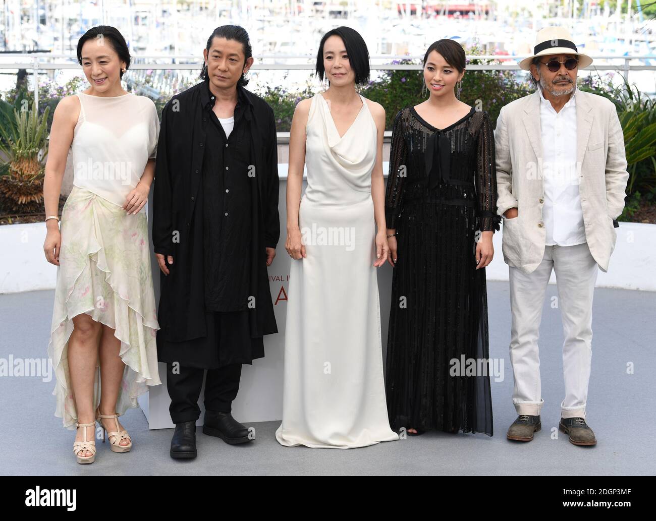 Misuzu Kanno, Masatoshi Nagase, Naomi Kawase, Ayame Misaki et Tatsuya Fuji assistent à la photo ...