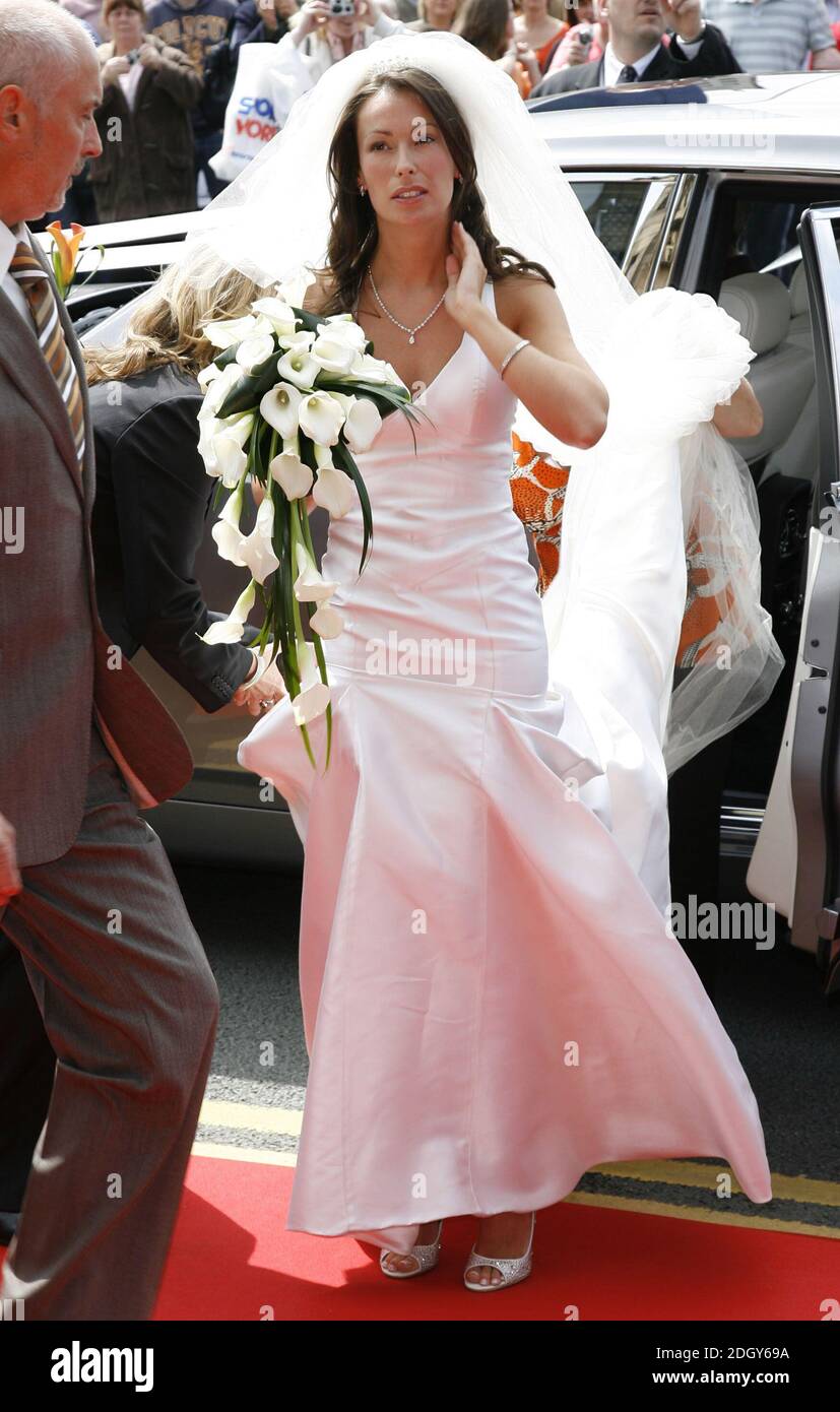 Emma hadfield arrive en mariage avec gary neville manchester cathedral ...
