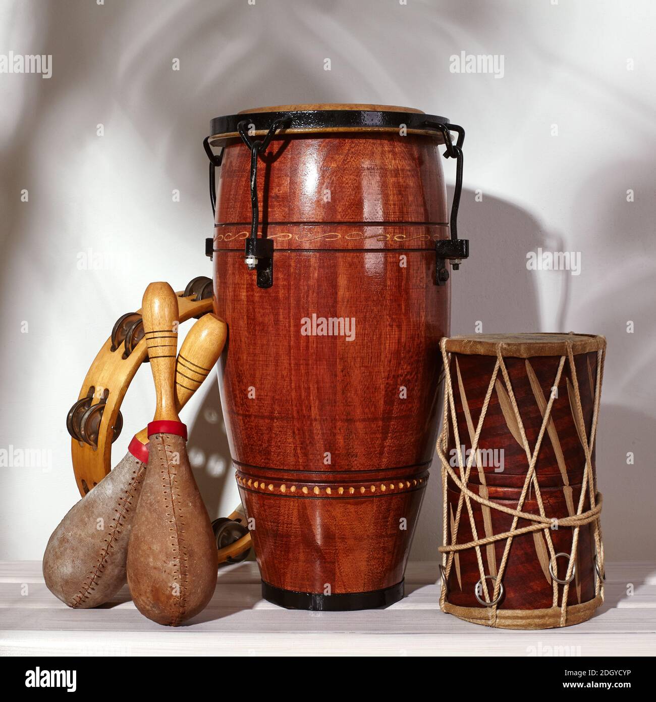 Composition de l'instrument ethnique musical. Maracas, tambourine ...