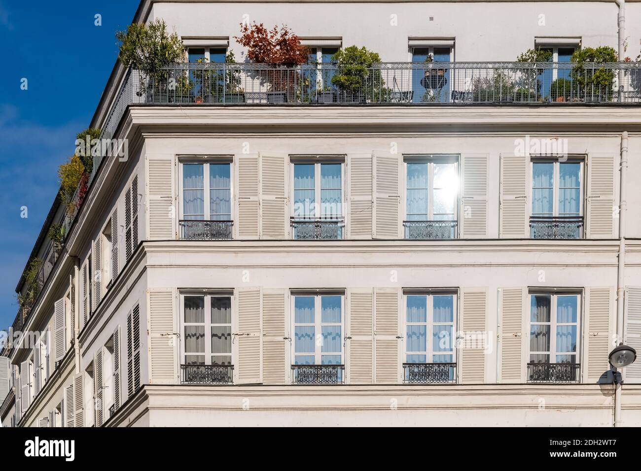 Paris, façades et rue typiques, beaux bâtiments de la République Photo ...