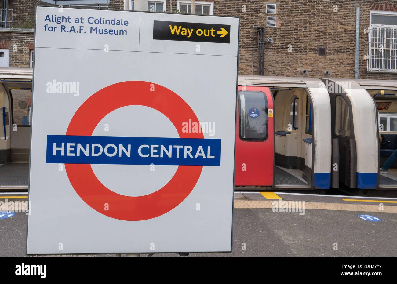 Panneau et logo de Hendon Central London Underground Photo Stock - Alamy