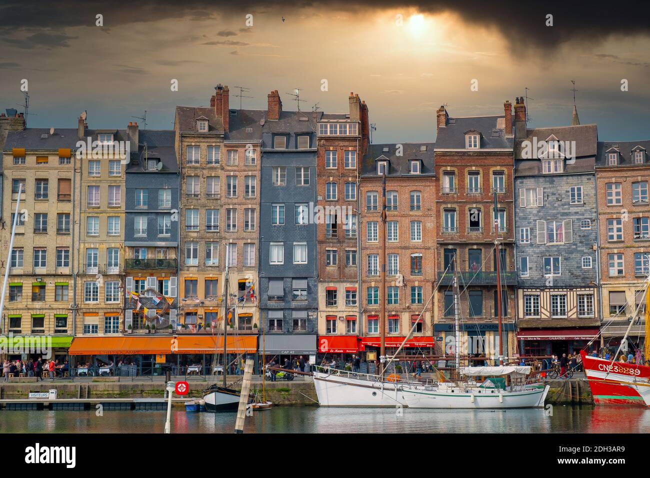 Le vieux port de Honfleur, Normandie, France Photo Stock - Alamy