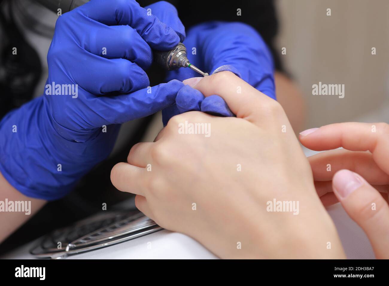 Gros plan sur la manucure matérielle dans un salon de beauté. Le ...