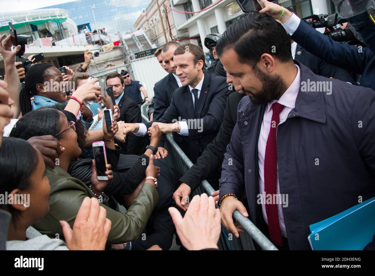 Le président français Emmanuel Macron arrive à la gare de Rennes à la ...