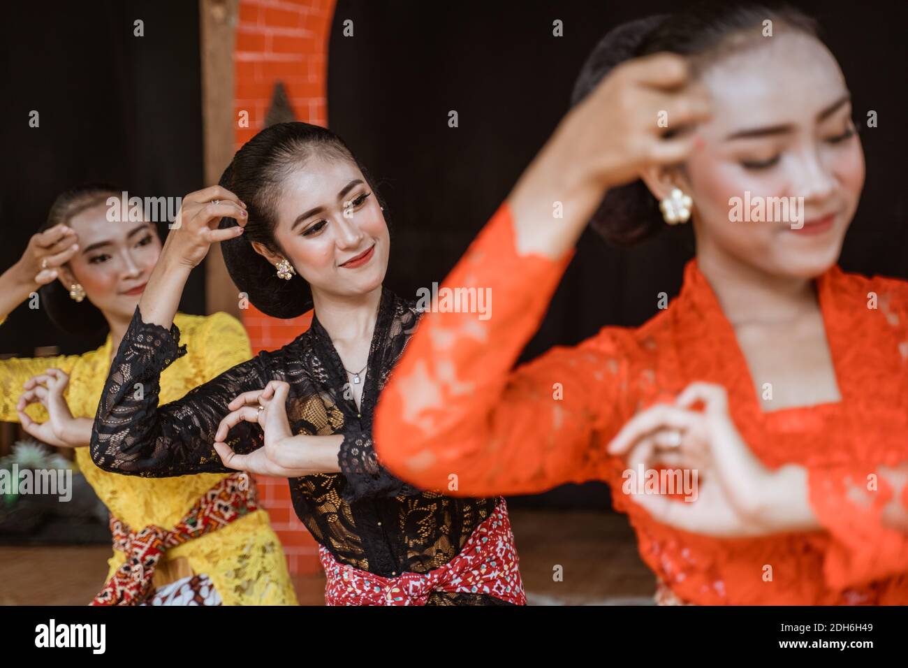 Portrait de trois jeunes femmes présentant des mouvements de danse ...