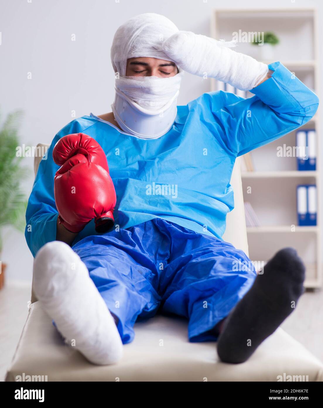 Wheelchair and boxing gloves Banque de photographies et d’images à ...