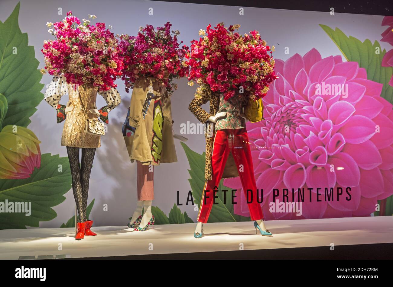 Mannequins dans la vitrine d'un grand magasin à Paris Photo Stock - Alamy