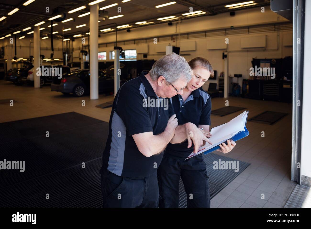 Atelier de réparation automobile Banque de photographies et d’images à ...