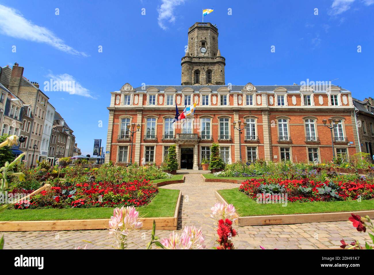 Boulogne-sur-Mer (nord de la France) : l'hôtel de ville et le beffroi ...