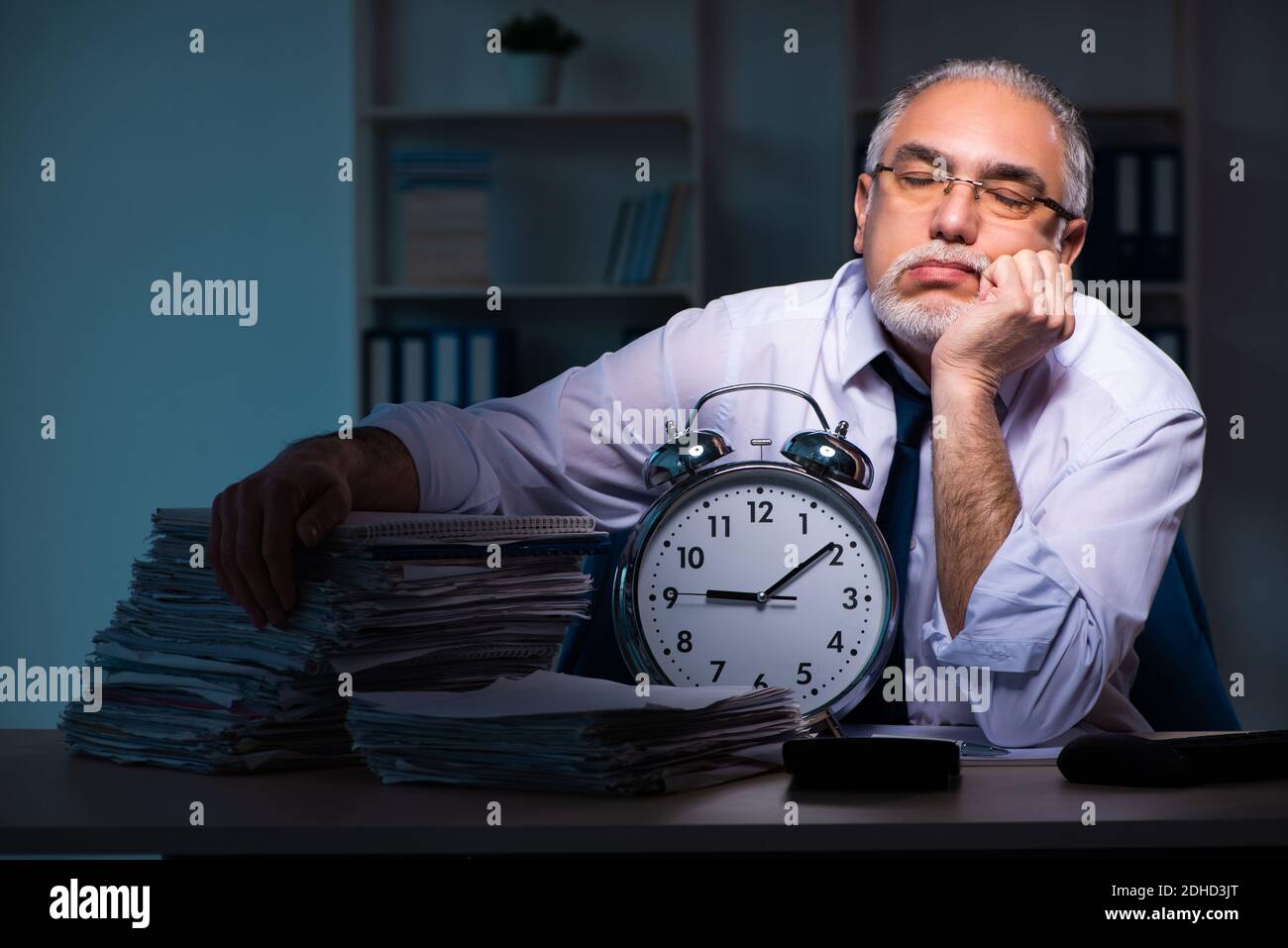Vieil homme d'affaires travaillant tard Banque de photographies et d ...