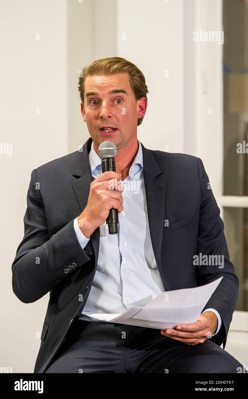 Expert immobilier Ulysse Brault lors de la consultation des citoyens ...