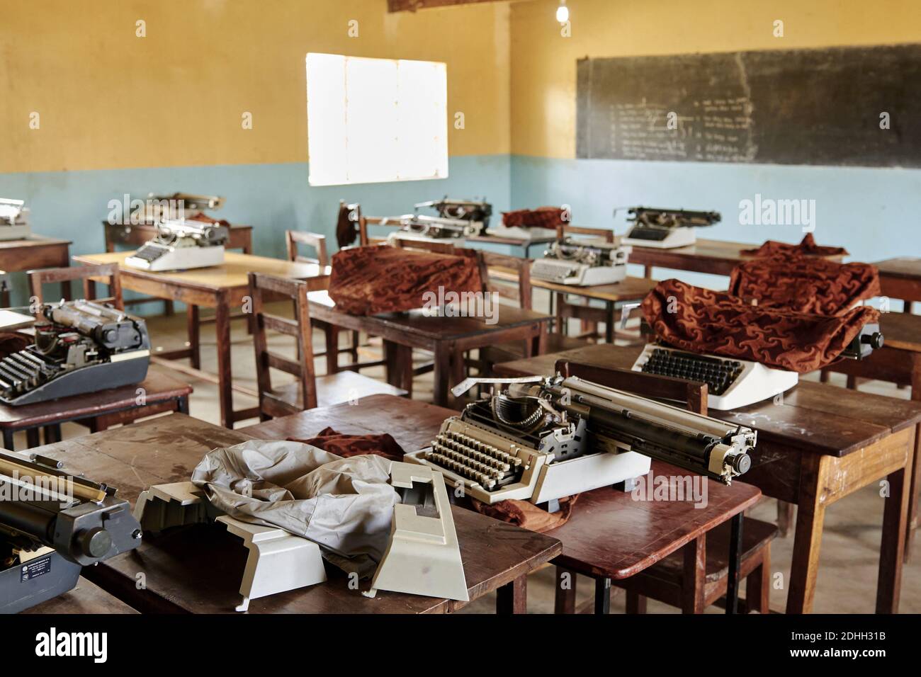 Une salle de classe avec machines à écrire dans une école africaine ...