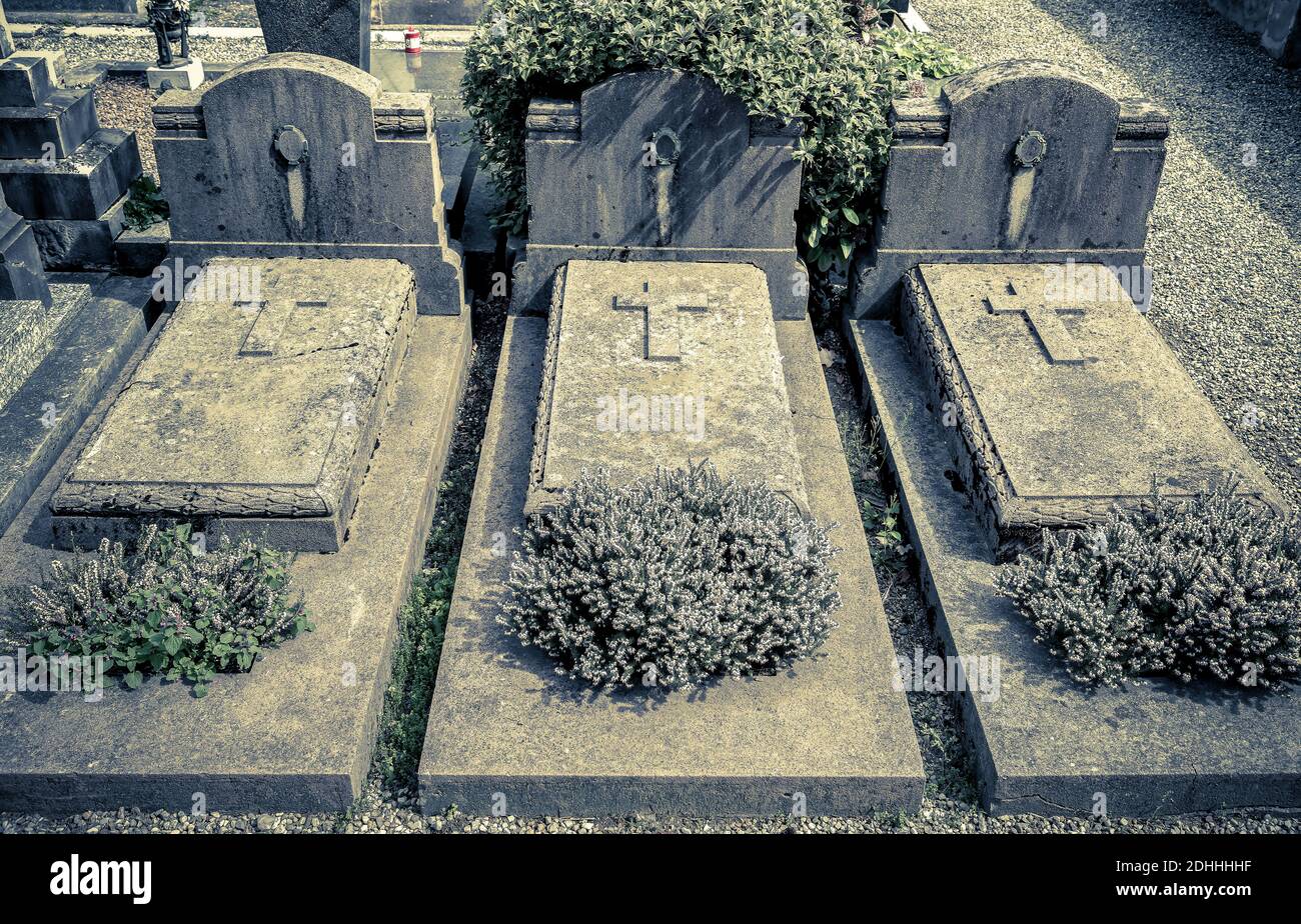 Les pierres tombales et les tombes du cimetière catholique Photo Stock - Alamy
