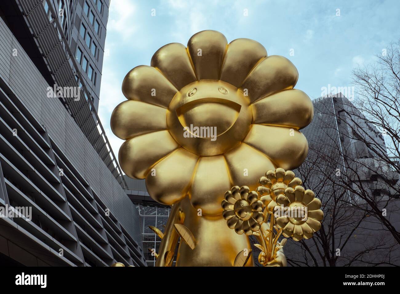 Statue de fleur d'or géante de l'artiste japonais Takashi Murakami à ...
