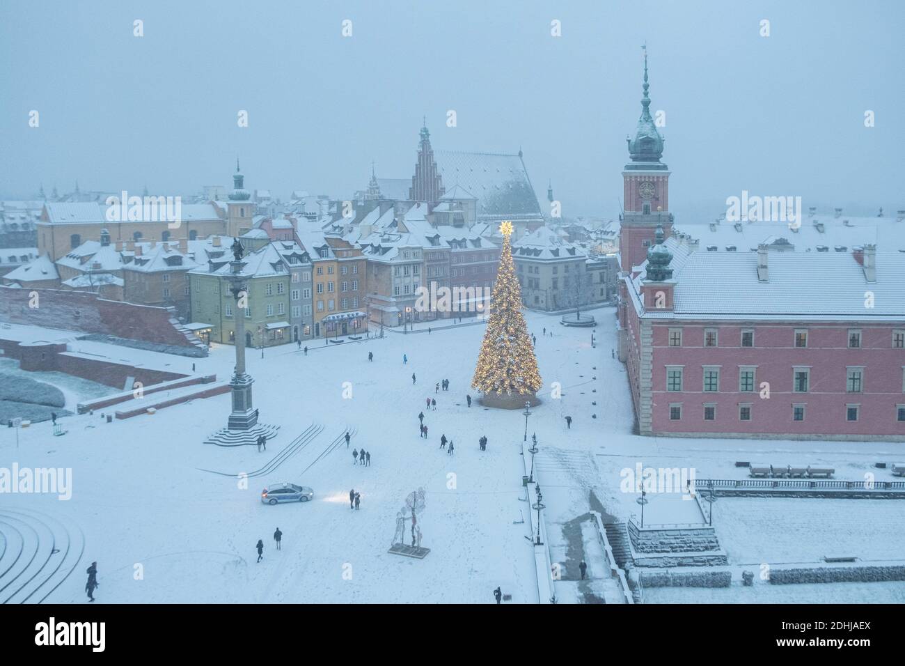 Varsovie. 10 décembre 2020. Les gens marchent dans la vieille ville ...