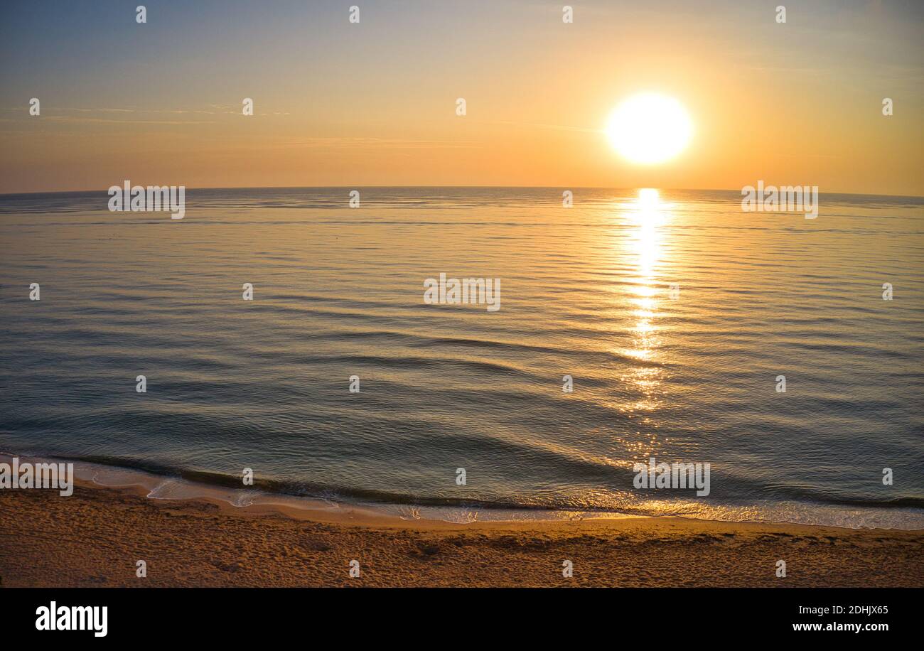 Vue aérienne sur les vagues sur la plage de sable. Vagues de mer sur la ...