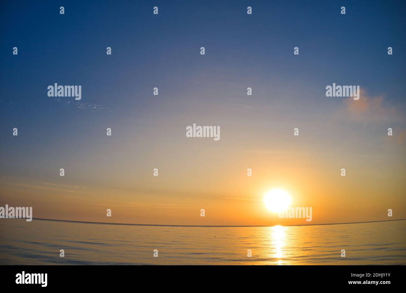 Vue aérienne sur les vagues sur la plage de sable. Vagues de mer sur la ...