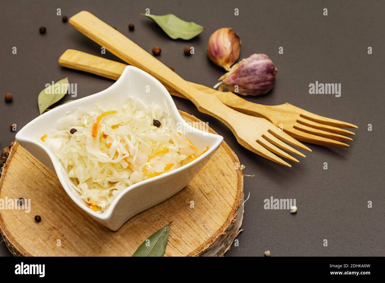 Village de choucroute maison de chou fermenté. Salade végétalienne ...
