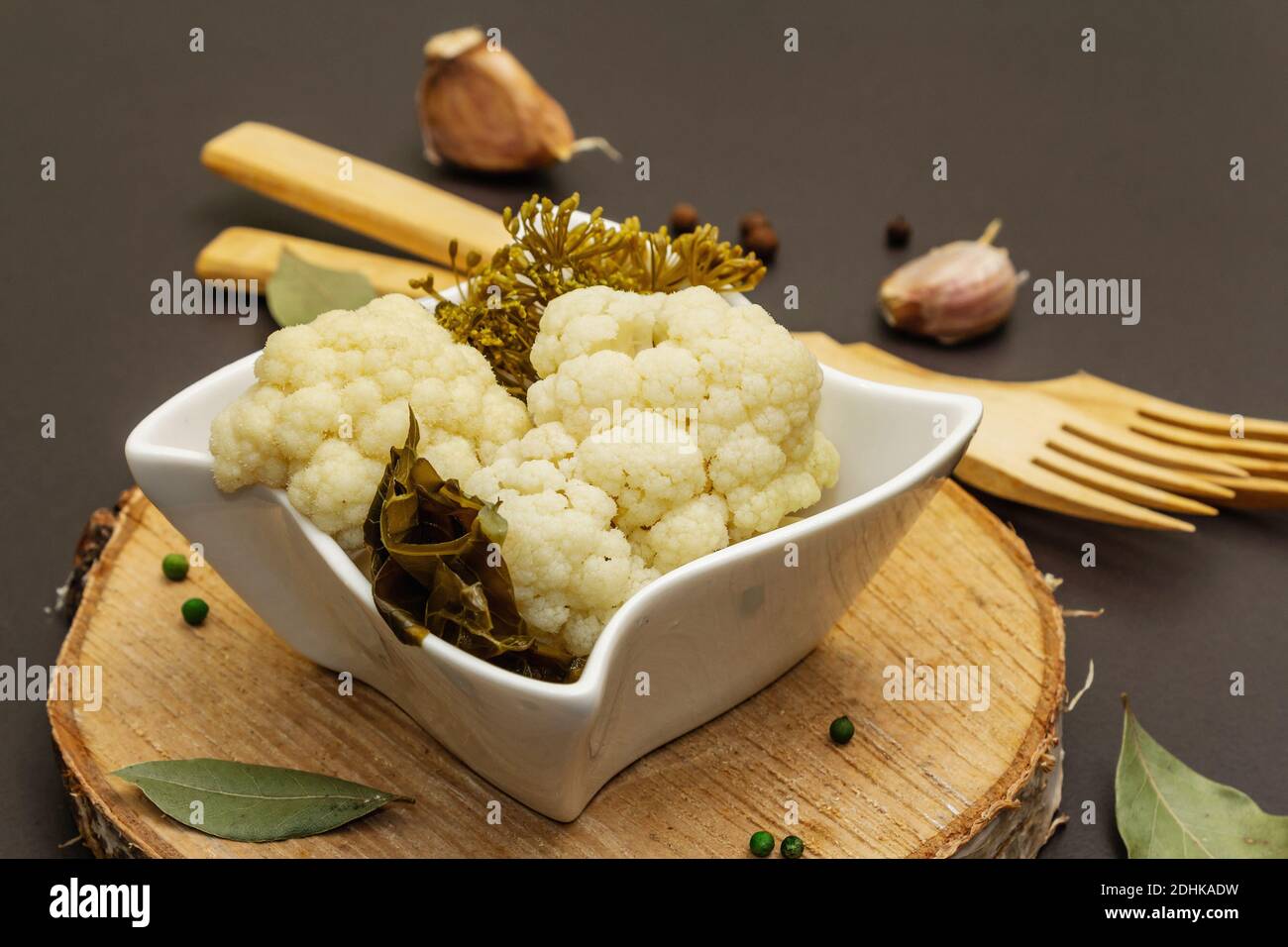 Village de choucroute maison de chou-fleur fermenté. Salade ...