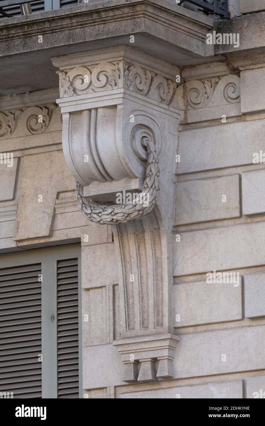 Éléments de décorations architecturales de bâtiments, une poutre sous ...