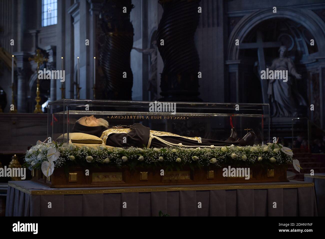 Le corps embaumé de Padre Pio est exposé à la basilique Saint-Pierre ...