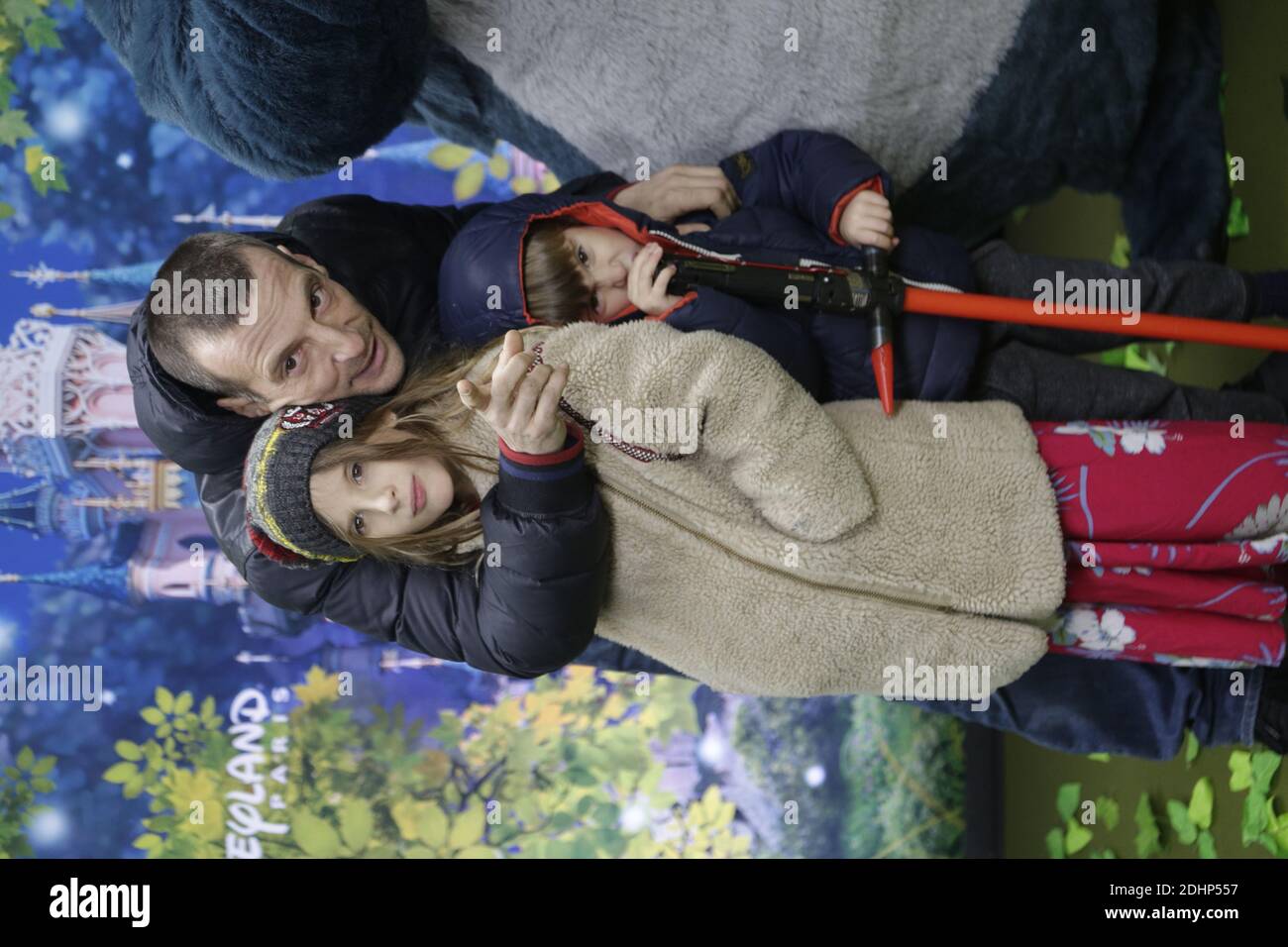 Mathieu Kassovitz et ses enfants assistent à la première du spectacle ...