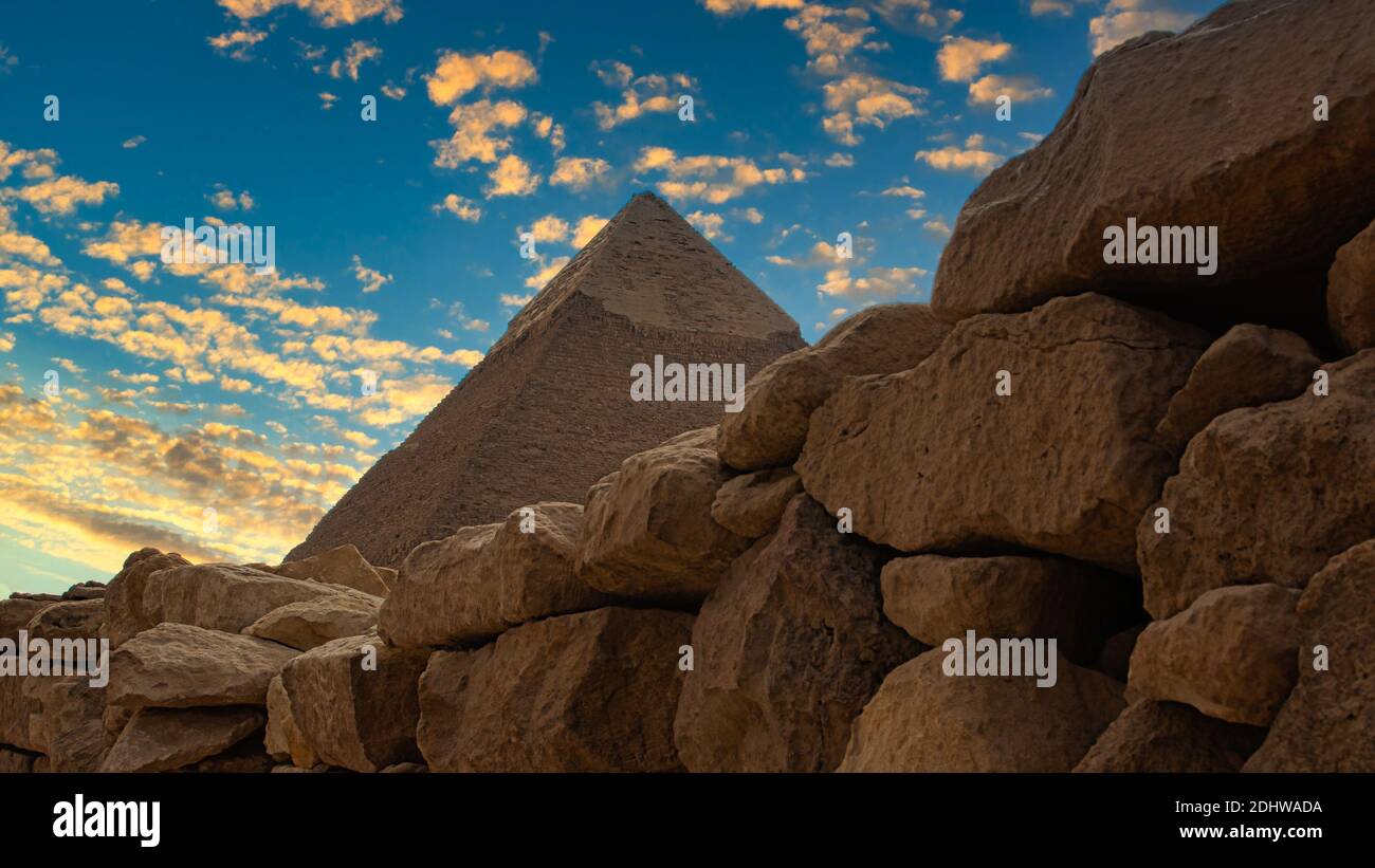 La célèbre pyramide de Chephren derrière un mur historique de pierre à ...