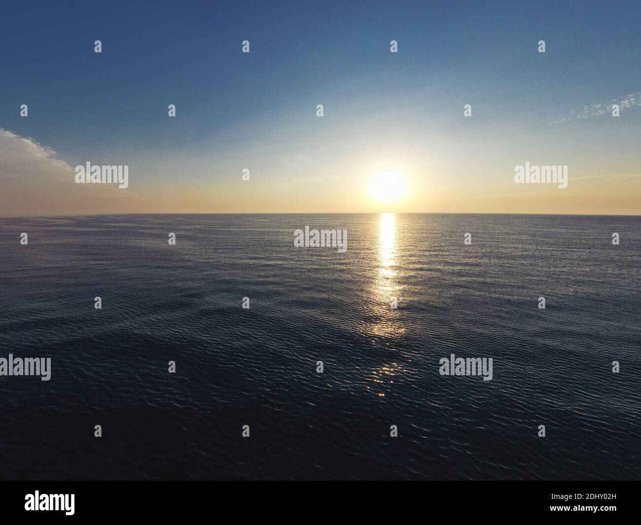 Vue aérienne sur les vagues sur la plage de sable. Vagues de mer sur la ...