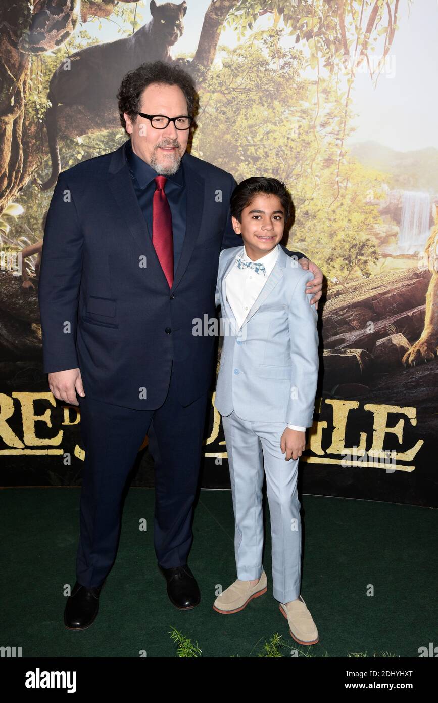 Le realizateur Jon Favreau (G) et Neel Sethi (Mowgli) lors de la ...