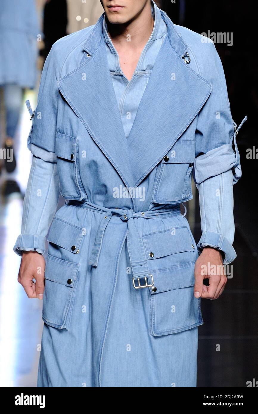 Un mannequin marche sur la piste du spectacle Balmain lors de la ...