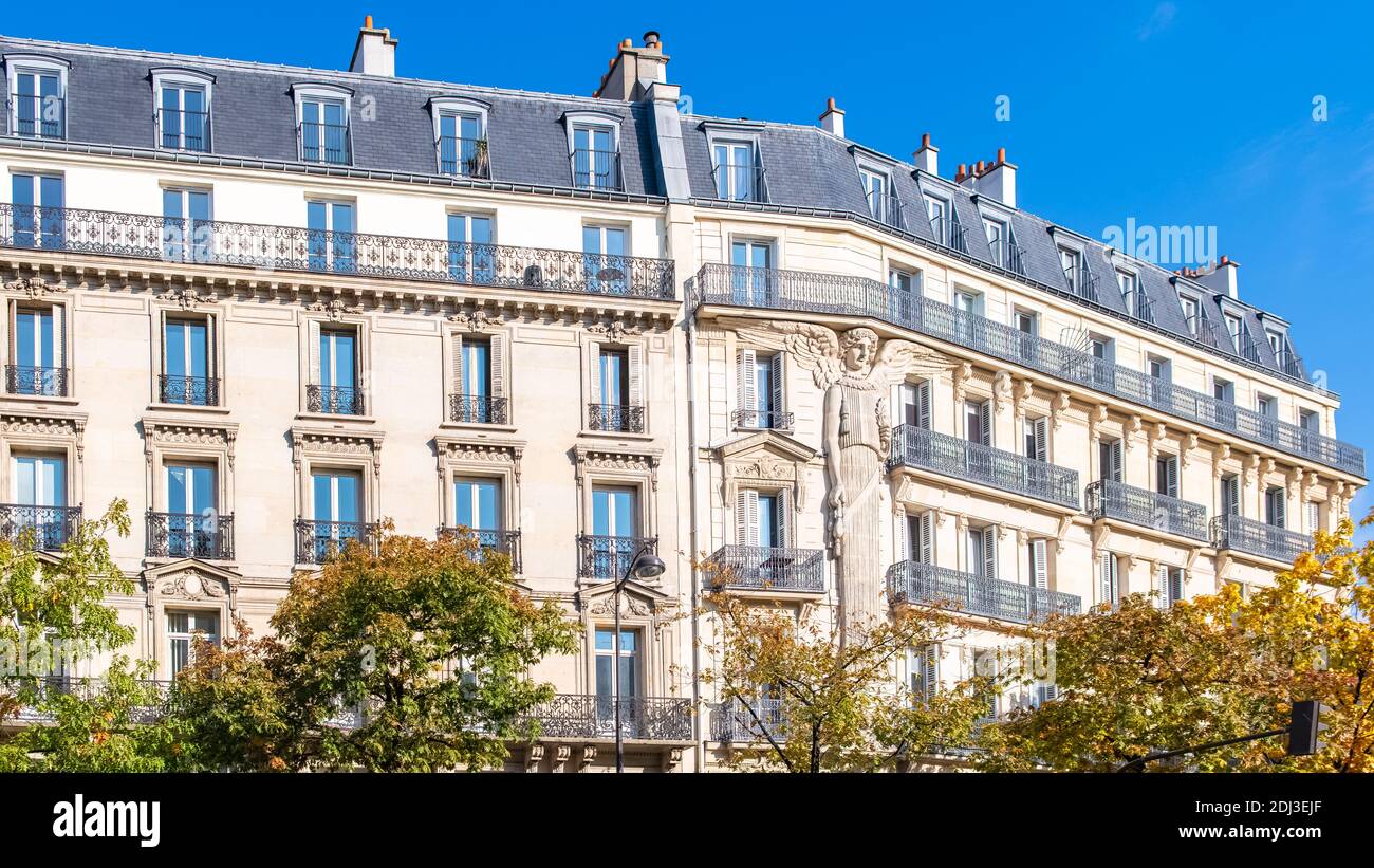 Paris, façades et rue typiques, beaux bâtiments de la République Photo ...