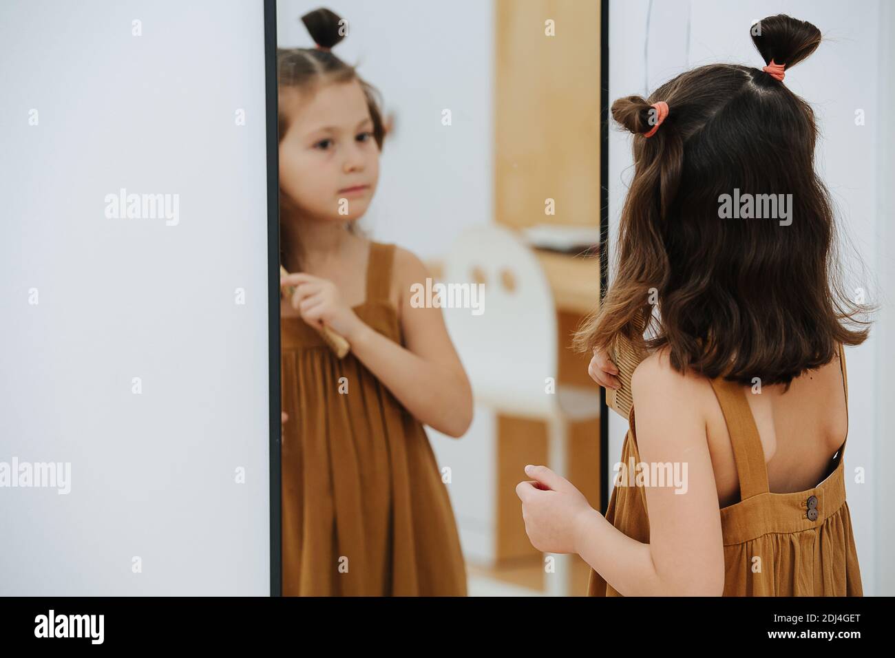 Fille devant un miroir Banque de photographies et d’images à haute résolution - Alamy
