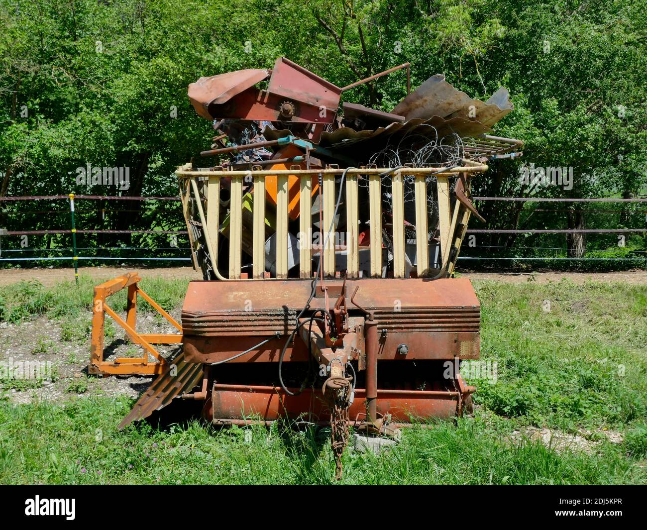 Ancienne fourgon à foin avec métal de rebut agricole Photo Stock - Alamy