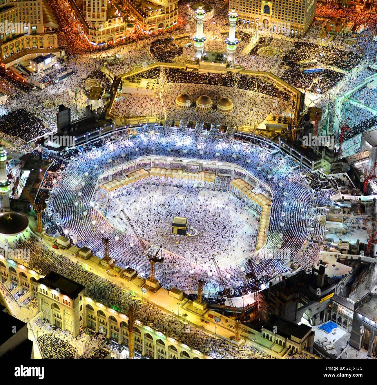 La Grande Mosquée et à l'intérieur de sa cour, le cube 'kaaba', en ...