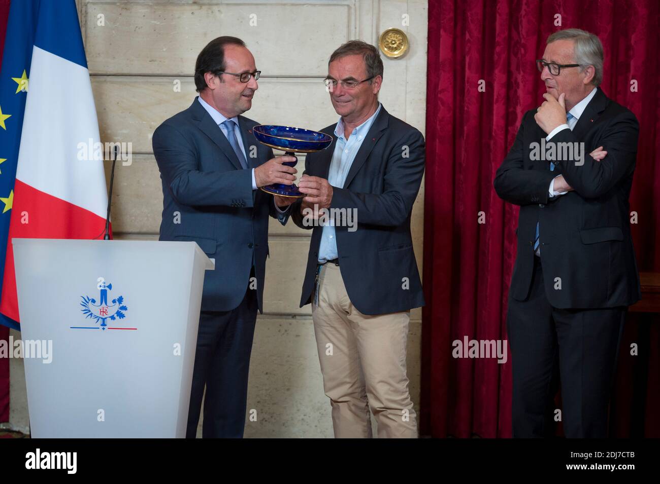 (G-D) le président français François Hollande présente un vase de ...