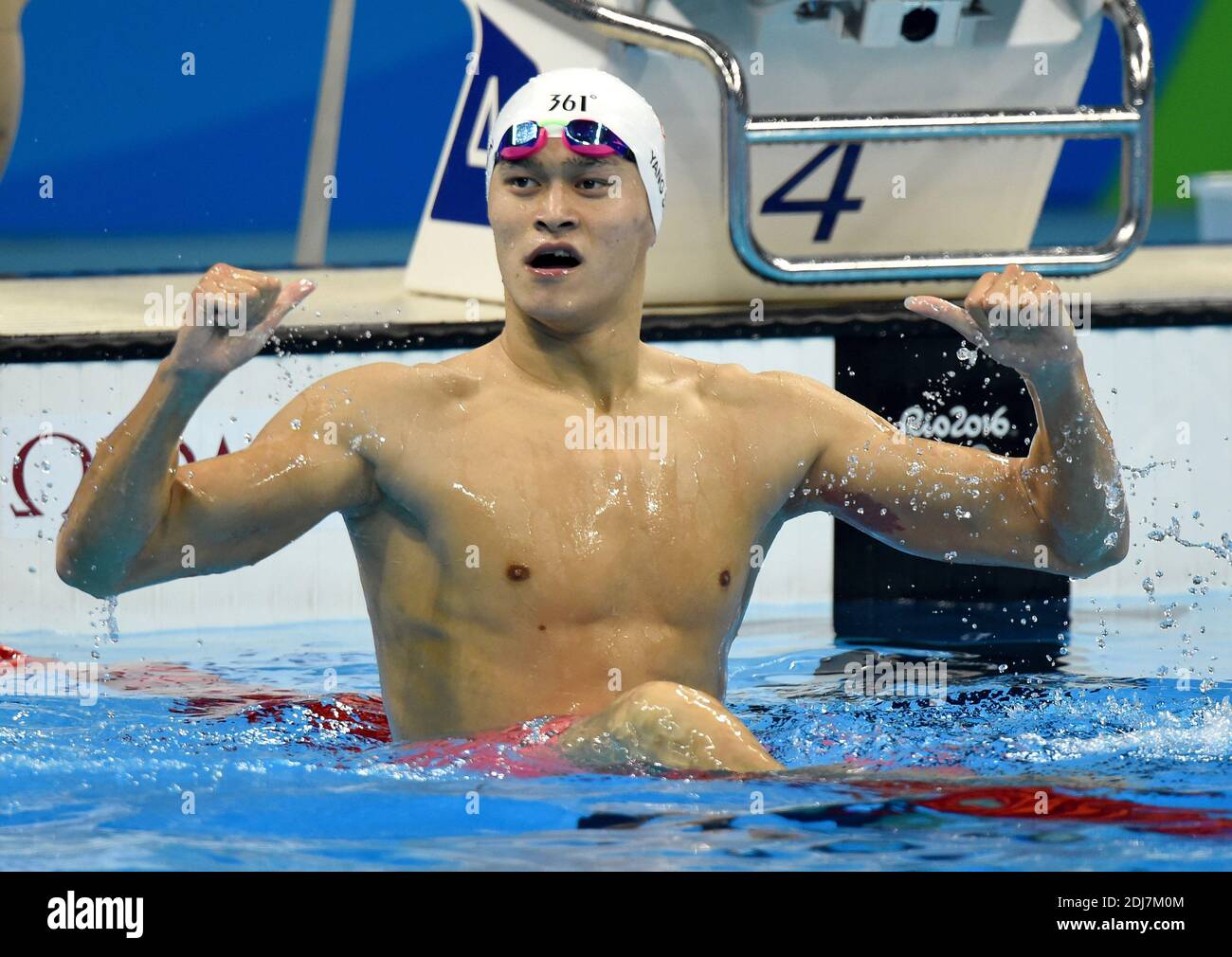 Sun Yang célèbre après avoir remporté la médaille d'or au 200m ...