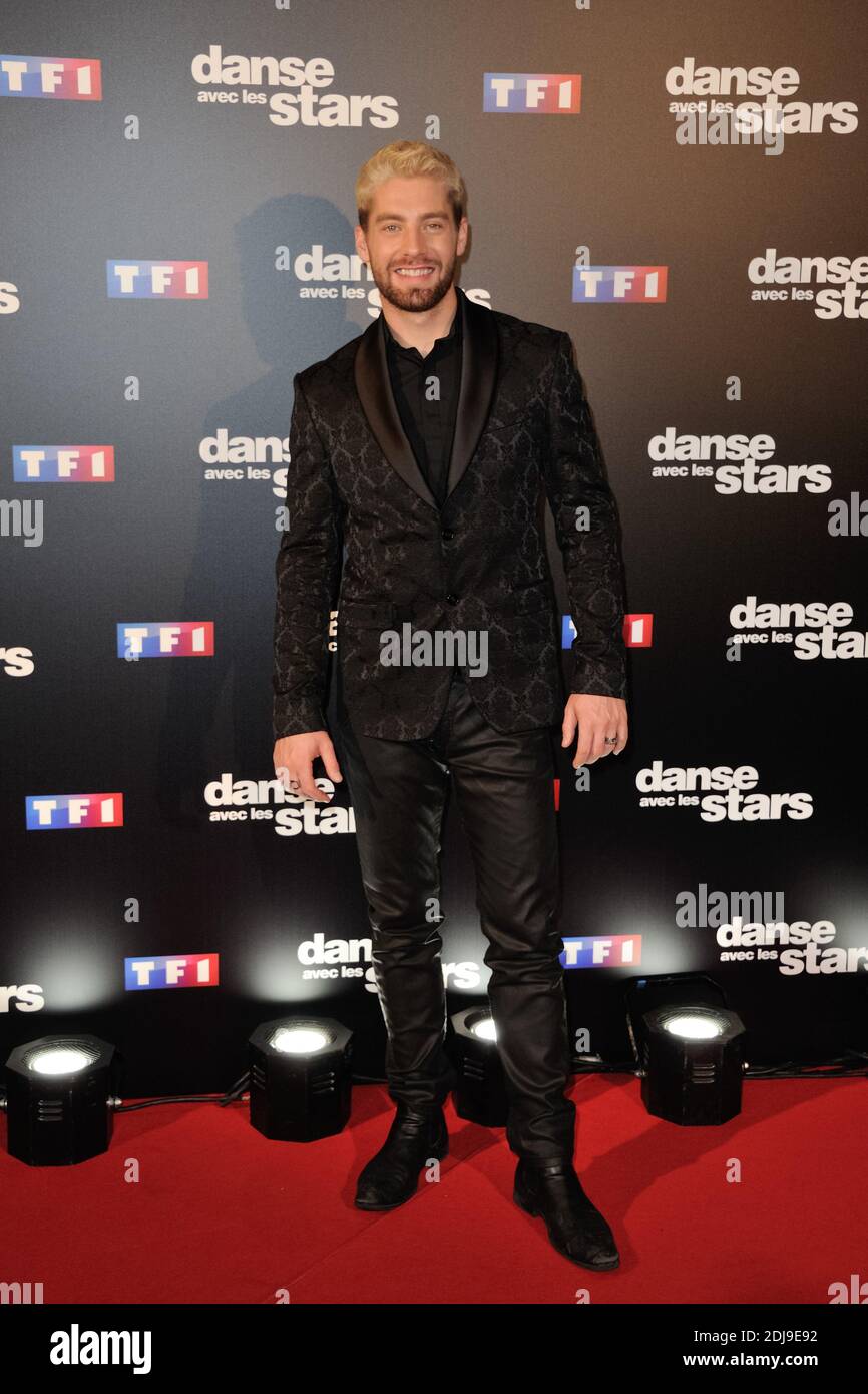 Yann-Alrick Mortreuil pose au photocall danse avec les étoiles a TF1 a ...