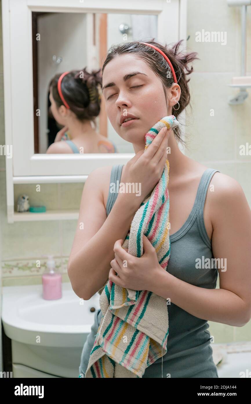 Fille debout devant un miroir Banque de photographies et d’images à haute résolution - Page 2 ...